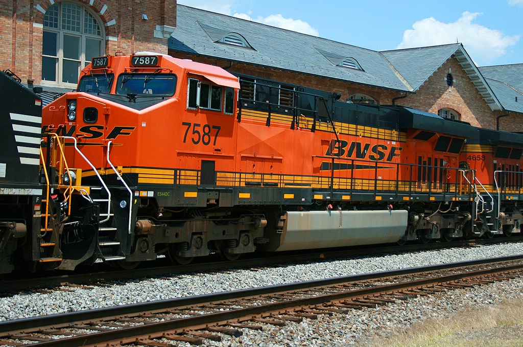 BNSF 7587